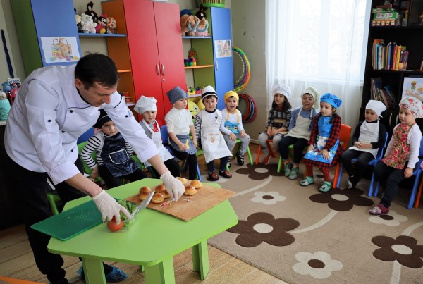 საბავშვო ბაღში აღსაზრდელის მამამ პატარებს ბუტერბროდების დამზადება ...