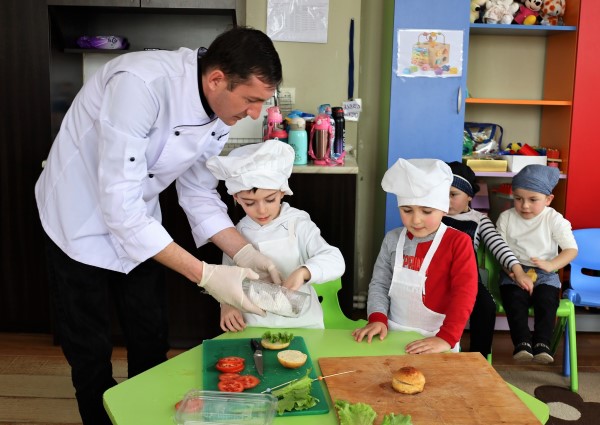 საბავშვო ბაღში აღსაზრდელის მამამ პატარებს ბუტერბროდების დამზადება ...