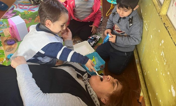 ბავშვები აღმზრდელის „გადარჩენას“ ცდილობენ - skolamdelebi.ge