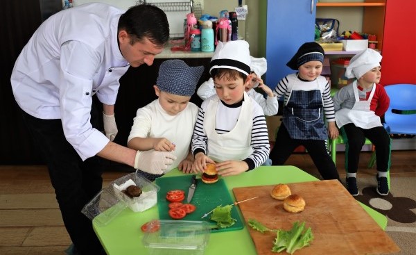 საბავშვო ბაღში აღსაზრდელის მამამ პატარებს ბუტერბროდების დამზადება ...